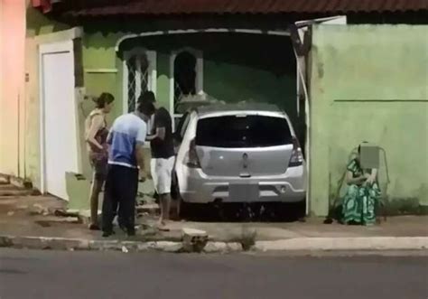 Motorista perde o controle de direção atropela casal em moto e invade