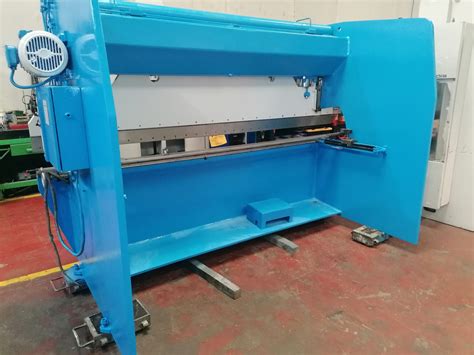 Plegadora hidráulica marca AJIAL COLLY modelo 652 M de 3000 x 65 Tn