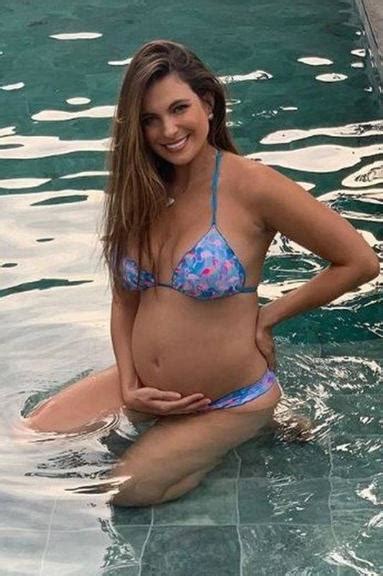 Ex BBB Kamilla Salgado posa de biquíni exibindo barrigão de grávida