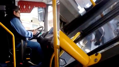Filman a un colectivero que se distrajo con el celular y atropelló a un