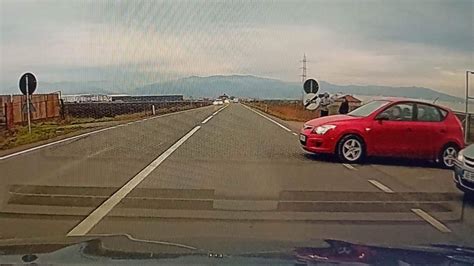 FOTO VIDEO La un pas de TRAGEDIE pe un drum din Alba Un șofer a
