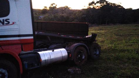 Carreta sai da pista na SC 355 em Concórdia Rádio RuralFM