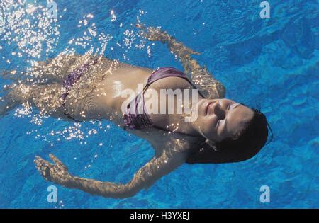M Dchen Bikini Pool Wasserbad Baden Junge Frau Schwimmbad Sommer