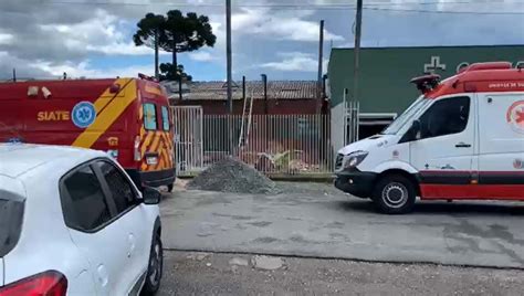 Trabalhador fica gravemente ferido após escorregar e cair de telhado em