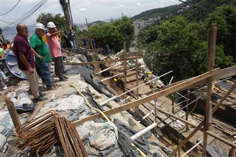 Prefeito Axel Grael visita obras de contenção de encostas em Santa Rosa
