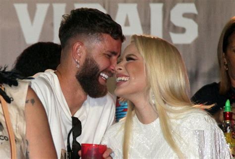 Karoline Lima e Léo Pereira beijam muito em primeiro Carnaval juntos