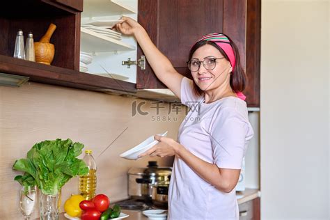 中年妇女家庭主妇在家里的厨房里高清摄影大图 千库网