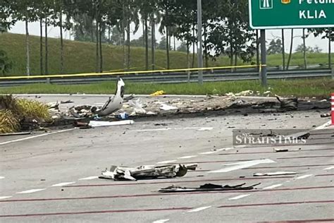 Pesawat Jatuh Di Jalan Raya Subang Di Malaysia Sebabkan 10 Orang