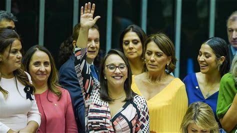 Deputados do Podemos tomam posse e dão início à 57ª legislatura da