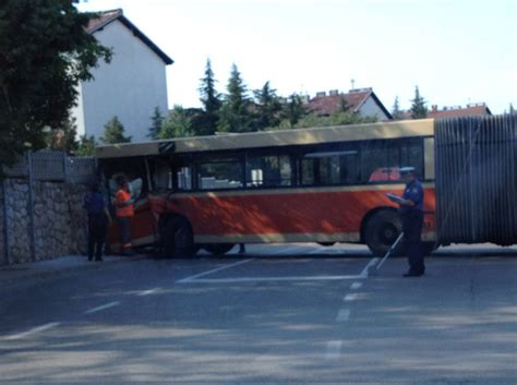 Galerija slika Vozač gradskog busa nije povukao ručnu i zabio se u