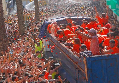 Tomatina The World S Largest Tomato Fight Photos ABC News