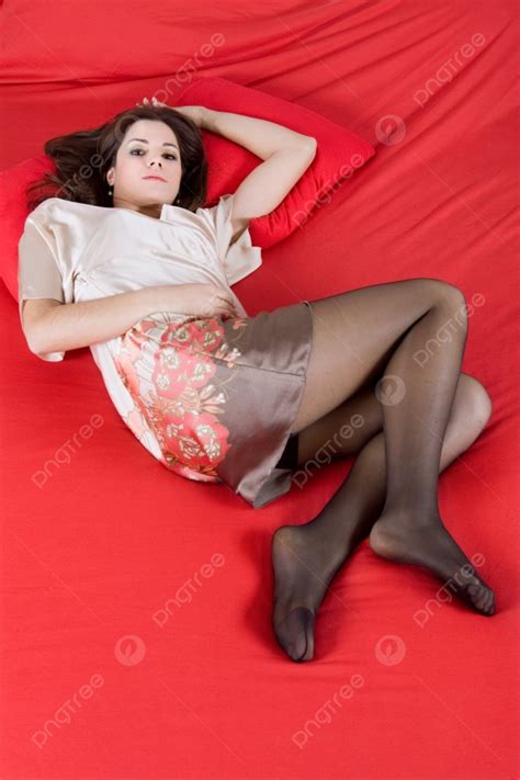 امرأة شابة جميلة الحسية في السرير صورة الخلفية والصورة للتنزيل المجاني
