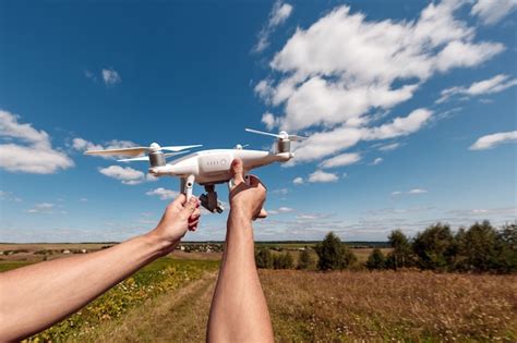 Mujer iniciando un dron para una producción de video de sus manos