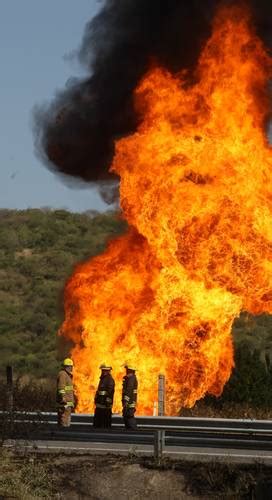 La Jornada Cierre de autopista y desalojo por explosión en ducto de gas LP
