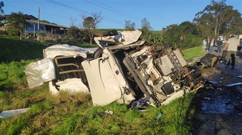 Caminhões colidem frontalmente na BR 470 em Pouso Redondo Rede Web TV