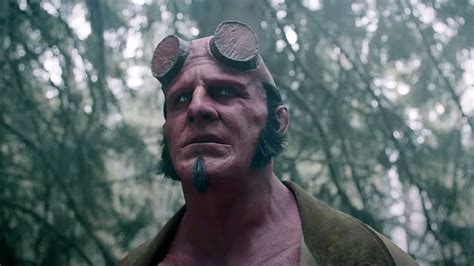Hellboy Se Enfrenta Al Terror De La Caba A En El Bosque En El Nuevo