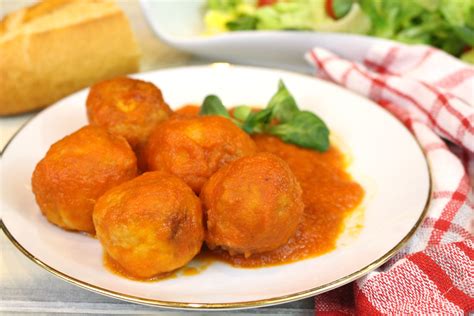 Albóndigas de pollo con salsa de tomate Saltando la dieta
