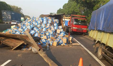Truk Bermuatan Air Mineral Terguling Sempat Tutup Semua Lajur Di Exit