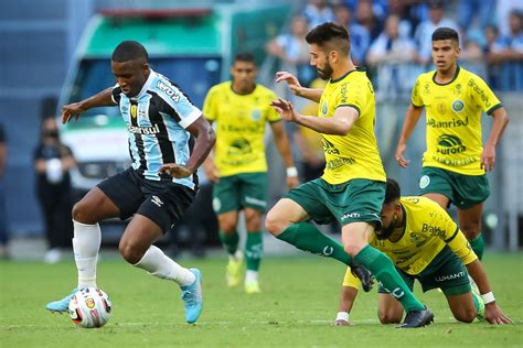 Grêmio vence Ypiranga de novo e é penta do Gauchão depois de 33 anos