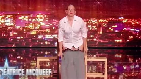 Béatrice Mcqueef joue de la flûte dans la France a un incroyable talent