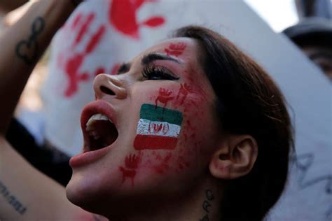 Iran Pene Pi Severe Per Le Donne Senza Hijab Proteste Contro Raisi