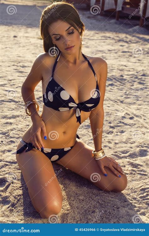 Sexy Brunette Im Bikini Der Auf Sommerstrand Sich Entspannt Stockfoto Bild Von Frisur Haar