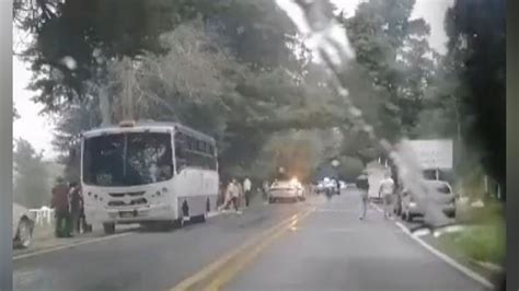 IMÁGENES FUERTES motociclista muere tras impactar contra un autobús en