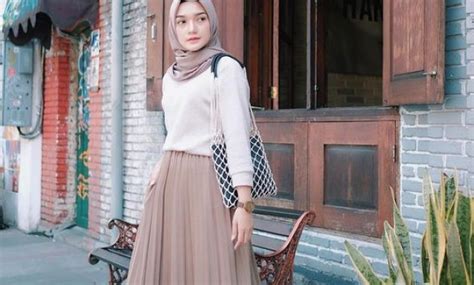 Rekomendasi Baju Putih Cocok Dengan Jilbab Warna Apa