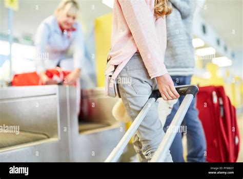 Gepäck Check in Schalter am Flughafen auf dem Weg zum Urlaub