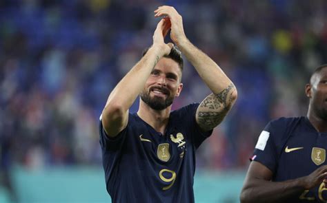 Coupe du monde 2022 honoré par la FFF Giroud reçoit un maillot