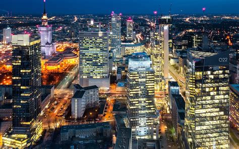 Oświetlona Warszawa nocą z lotu ptaka