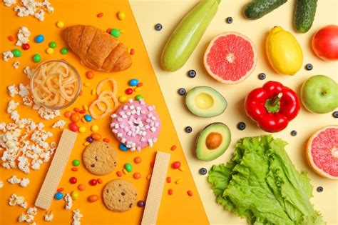 Alimentos saudáveis e não saudáveis em uma vista superior colorida de
