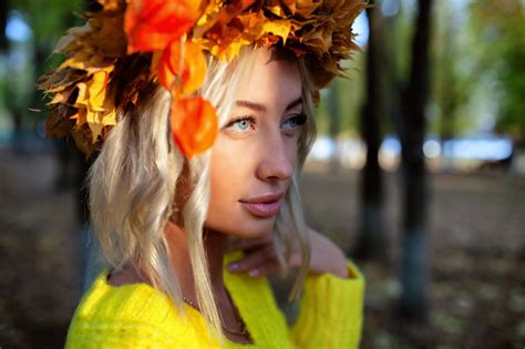 Blonde Blue Eyes Depth Of Field Face Girl Model Woman Wreath Wallpaper