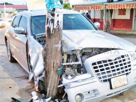 Auto Lujoso Se Incrusta En Poste