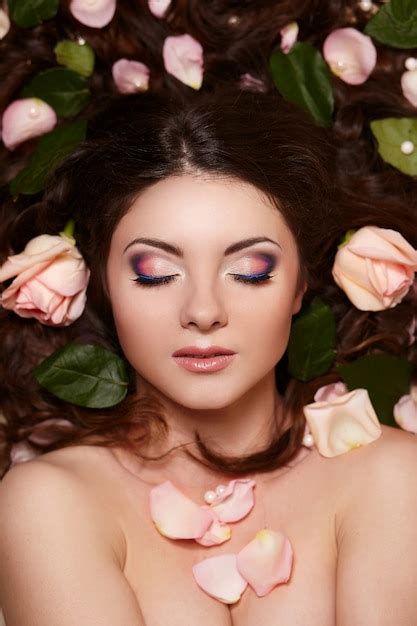 Retrato De Hermosa Mujer Morena Con Pelo Largo Y Rizado Y Maquillaje