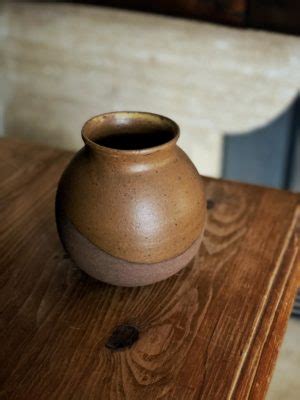 Petit vase boule en grès blanc motifs gravés noirs Gko Céramique