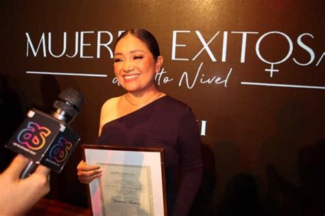 Yensunni Mart Nez Recibe Premio En Miami Por Su Labor Destacada En