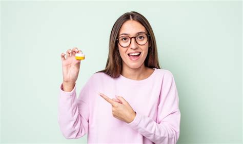 Mulher Jovem E Bonita Parecendo Animada E Surpresa Apontando Para O