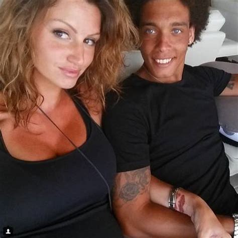 Prestes a dar à luz musa da Copa Rafaella Szabo exibe o barrigão de