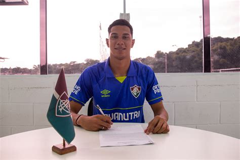 Marcos Vinícius assina primeiro contrato profissional o Fluminense