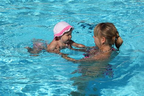 Mutter Mit Kleinen Tochter Im Schwimmbad Stock Bild Colourbox