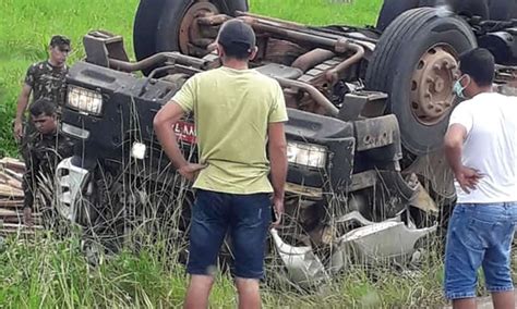 Carreta Carregada Madeira Tomba Na Br E Deixa Motorista E