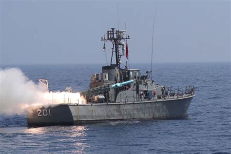 Kapal Perang Iran Halau Serangan Bajak Laut Di Teluk Aden