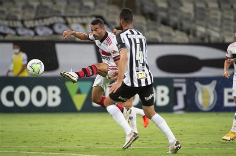 Flamengo confirma lesão no joelho de Thiago Maia que não tem data para