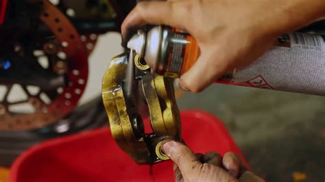 Cómo cambiar las pastillas de freno de tu moto Parte 2 Consejos