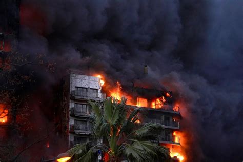 Directo El Fuego Devora Un Edificio En Valencia