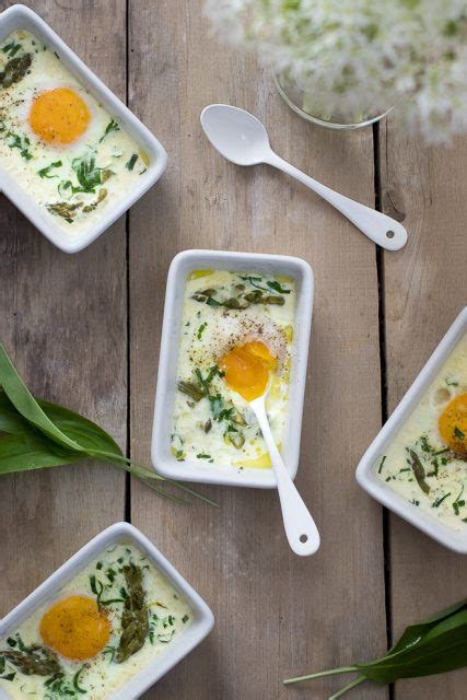 Oeufs cocotte aux asperges vertes à l ail des ours et au parmesan