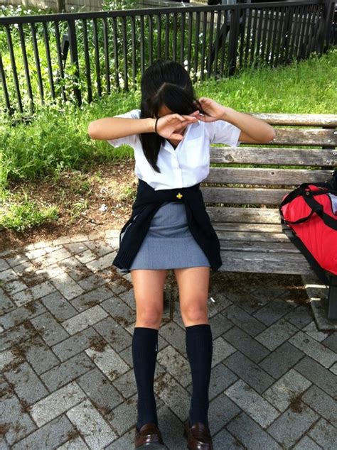 日焼けした10代女子高校生が下半身がリアルちょー興奮するローアングルの画像 天然女子校生