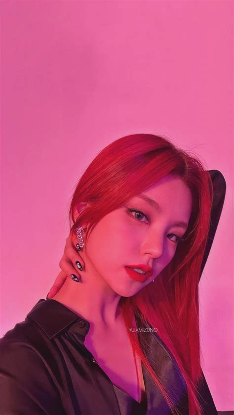 Itzy Yeji Wallpaper Lockscreen Aesthetic Kpop Lisa Blackpink Wallpaper