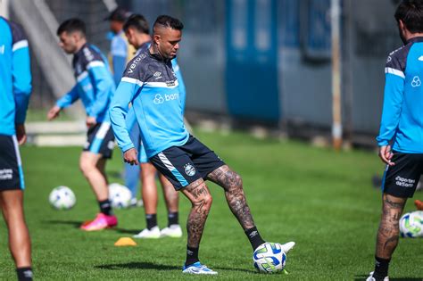 Grêmio treina pela manhã e embarca rumo ao Rio de Janeiro para duelo